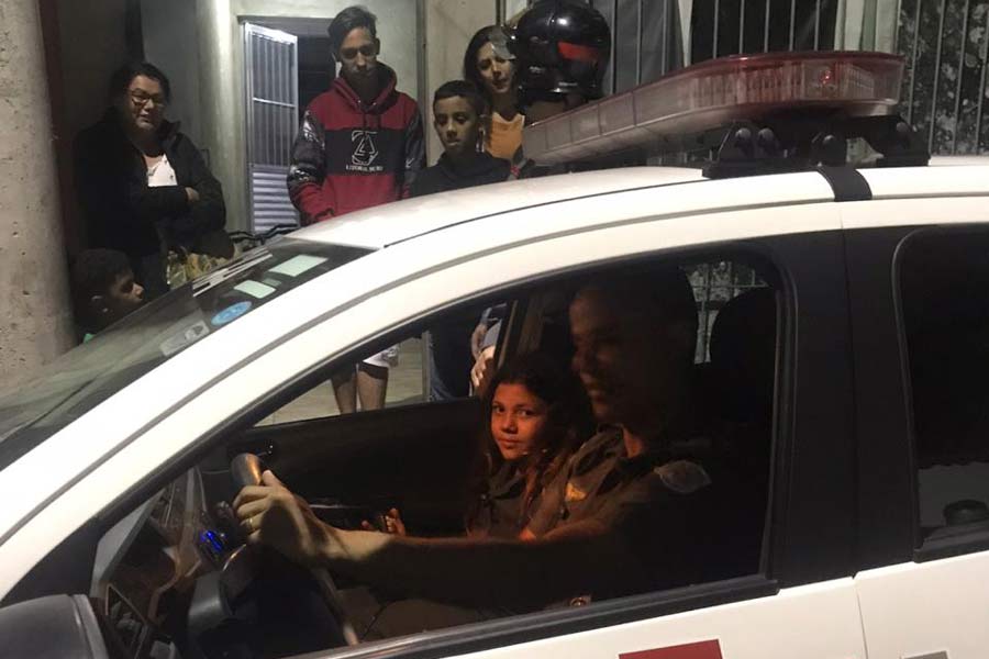 Menina que sonha ser policial militar ganha farda da PM, em Taboão da ... Menina que sonha ser policial militar ganha farda da PM, em Taboão da ...